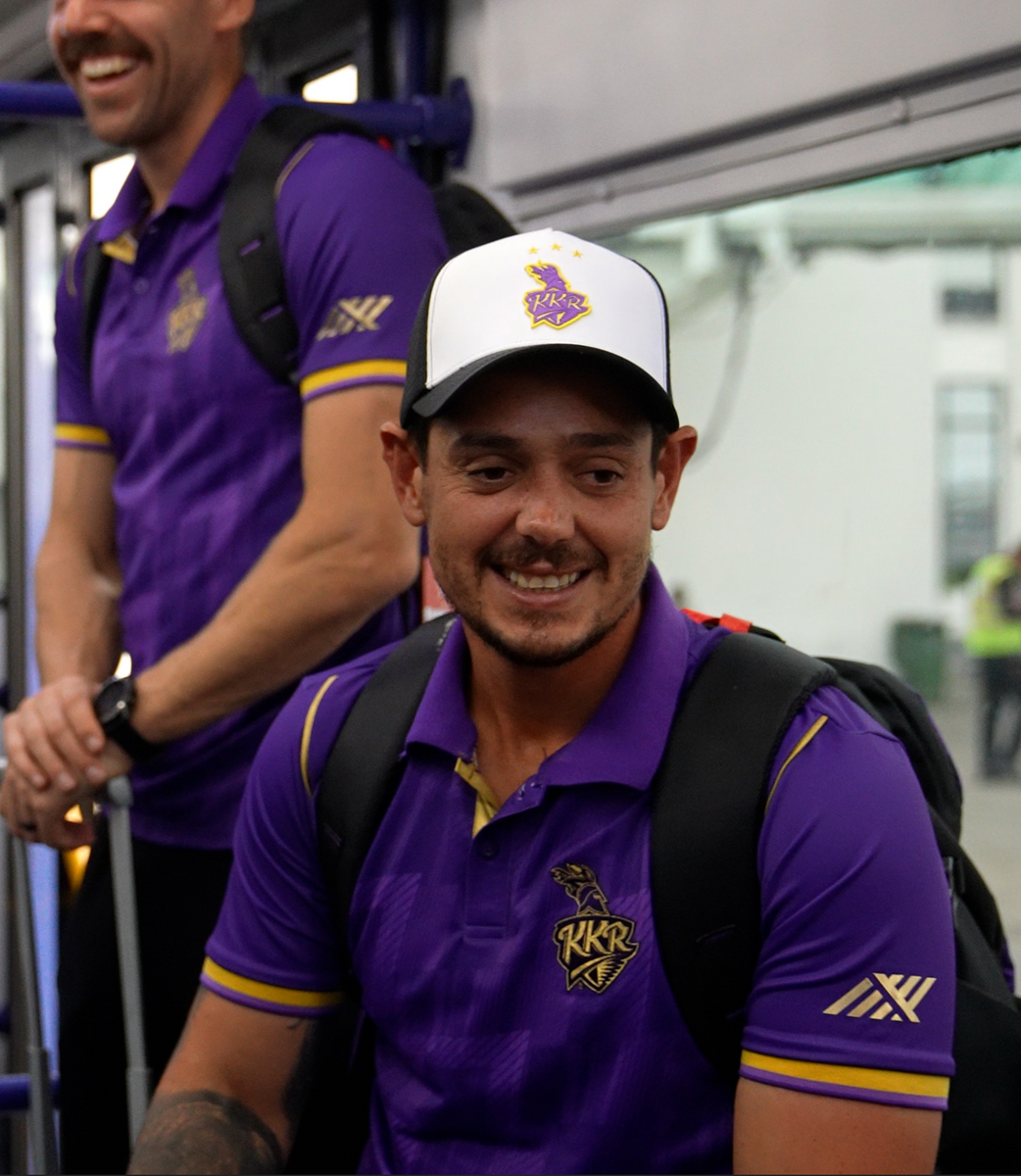 KKR Classic Trucker Black/White Rubber Logo – valientecaps